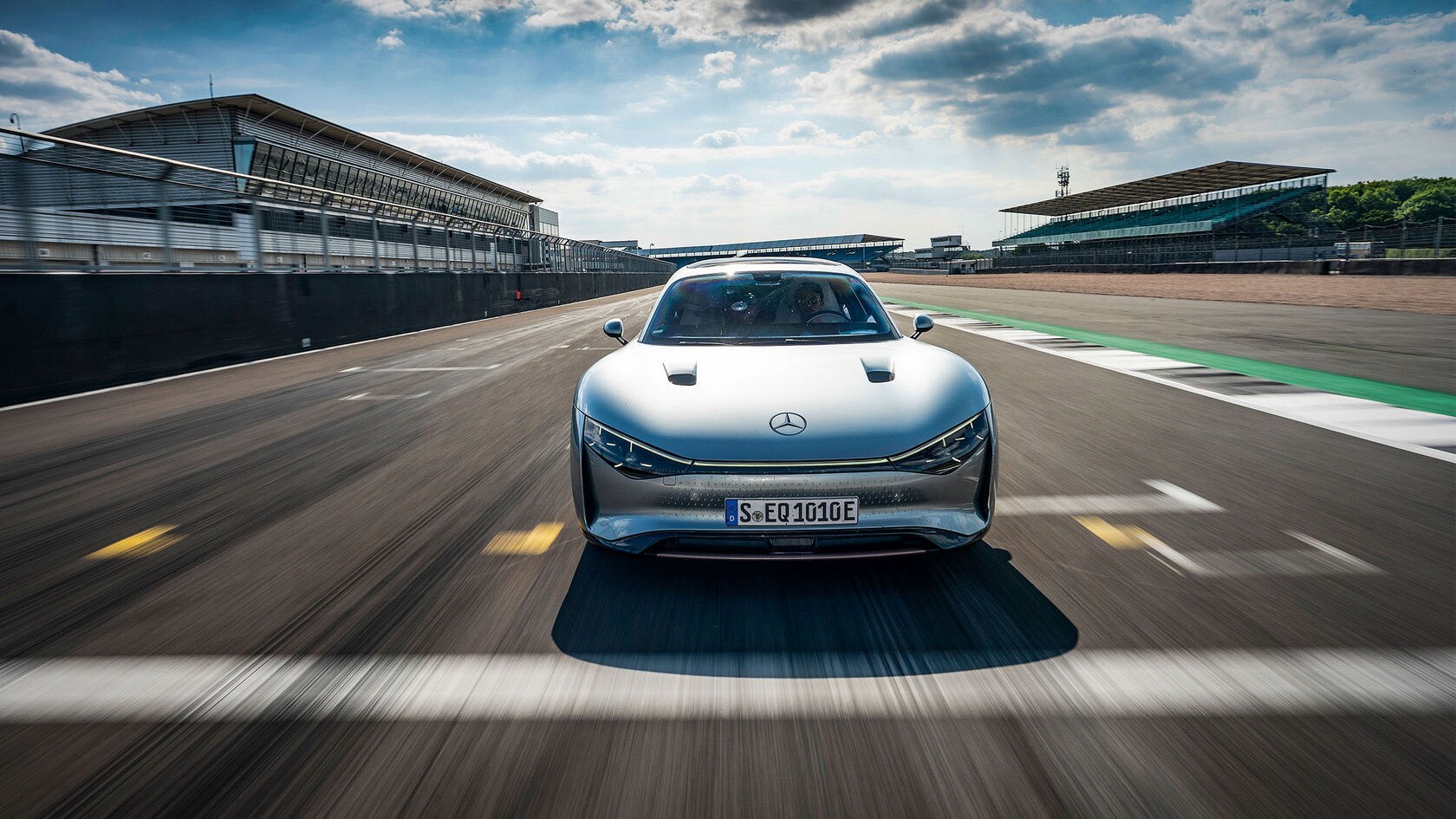 Mercedes-Benz VISION EQXX: Redefining efficiency and range.